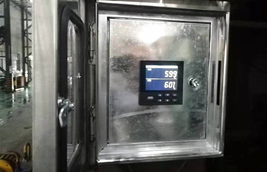 Temperature recorder is used in high temperature forging workshop ...